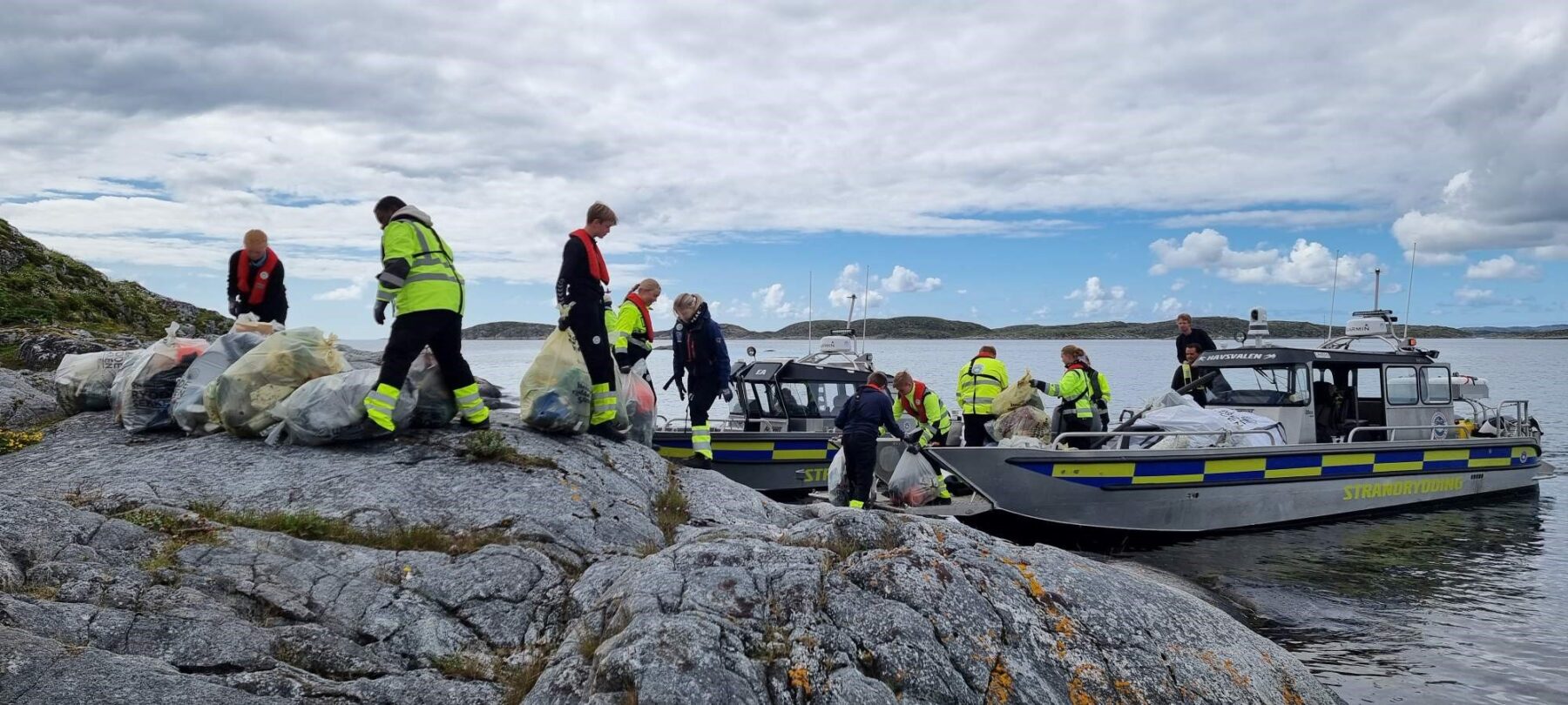 Disse ungdommene rydder strandsonen for søppel - InnovArena